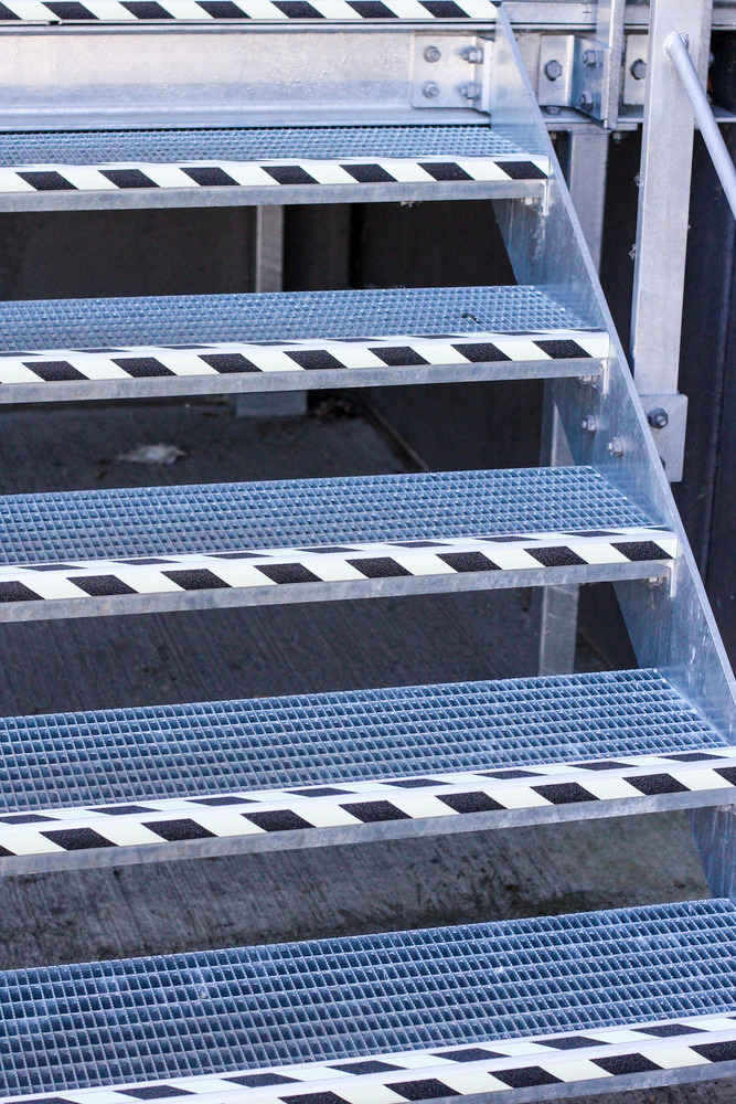 Anti-slip edge profile, luminescent black/yellow, W 1000 mm, 2 profiles