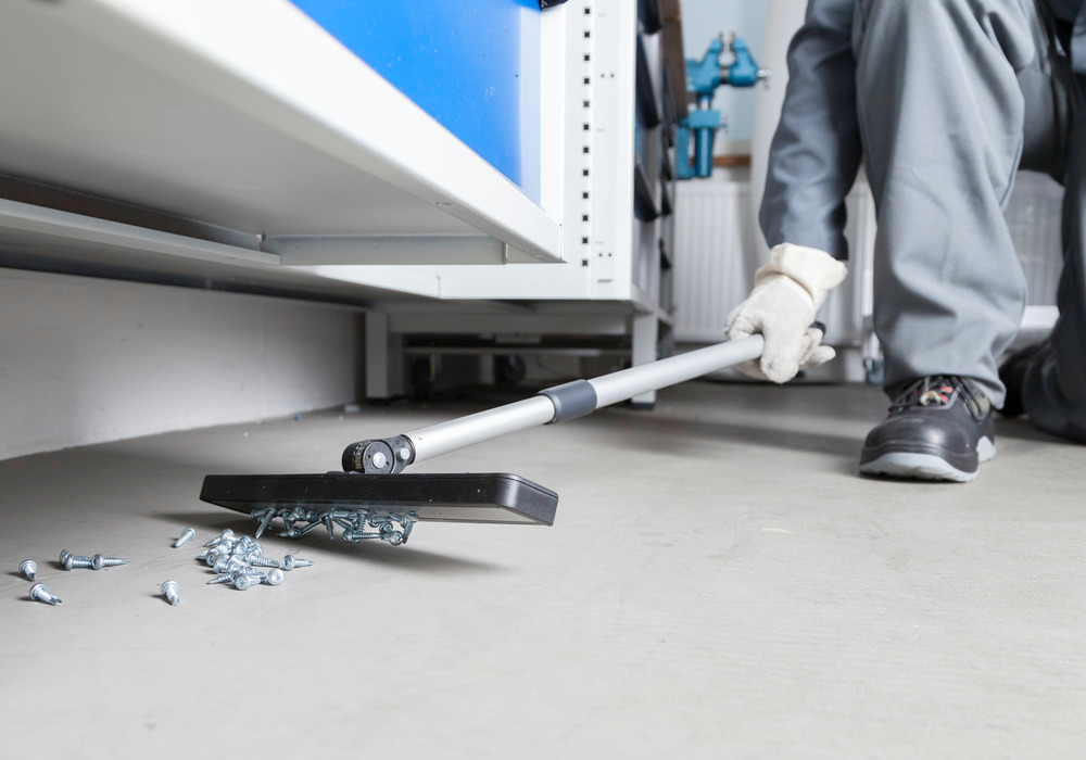 Magnetic collector with adjustable telescopic handle