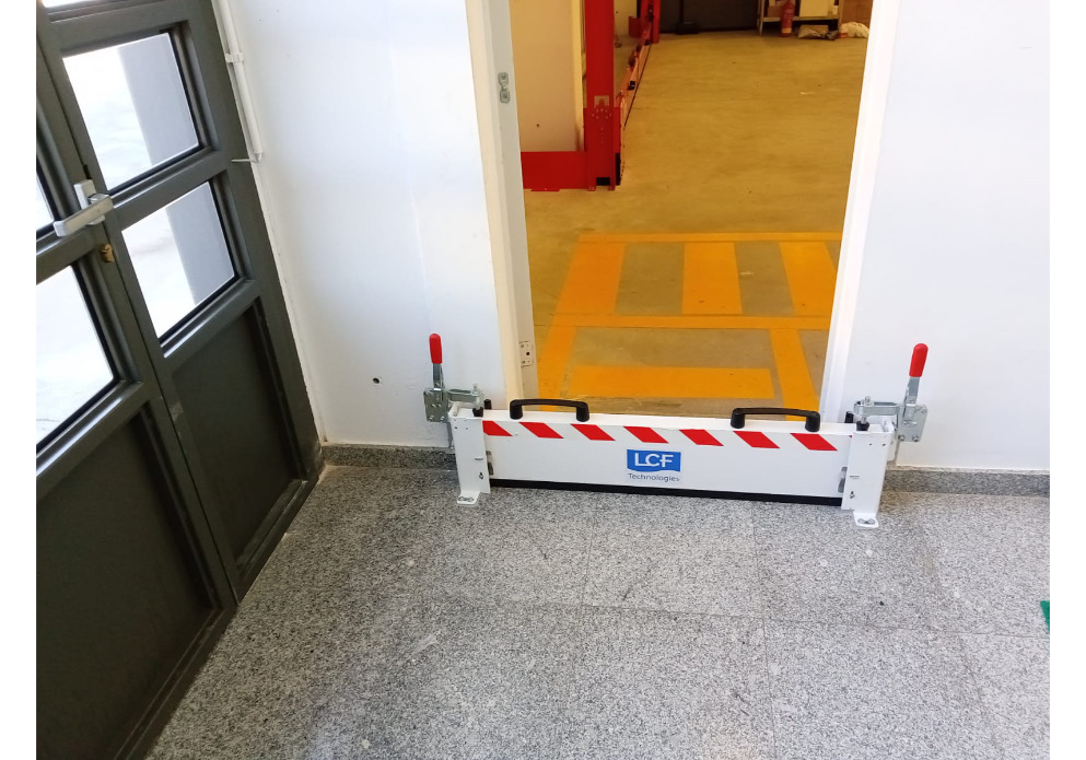 Steckbare Barriere zum Schutz vor Gefahrstoffen und Hochwasser, 3700 x ... Steckbare Barriere zum Schutz vor Gefahrstoffen und Hochwasser, 3700 x ...