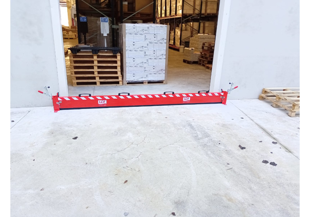 Steckbare Barriere zum Schutz vor Gefahrstoffen und Hochwasser, 3700 x ... Steckbare Barriere zum Schutz vor Gefahrstoffen und Hochwasser, 3700 x ...